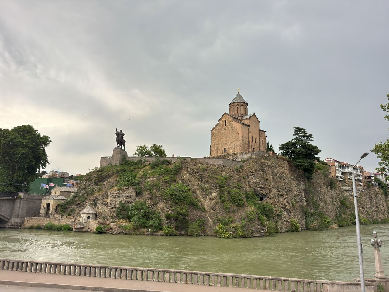 사도적 포도나무 십자가: 조지아의 기독교화와 그 왕국들 - TILNOTE